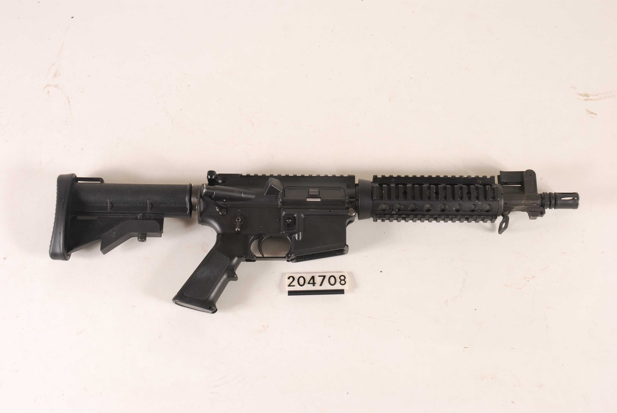 Automatgevær 5,56 mm C8 CQB - Forsvarets museer / DigitaltMuseum