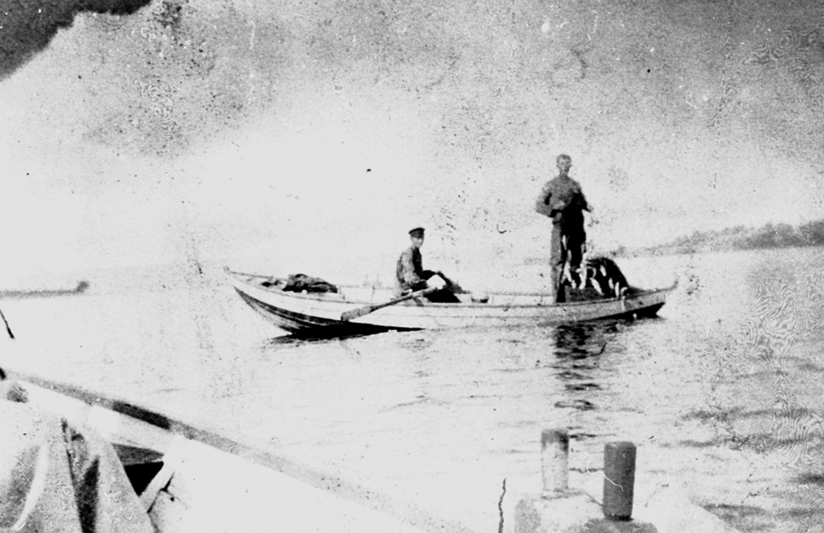Garnfiske på Mjøsa utenfor Heggen, Helgøya. Helge Henriksen f.1897 ...