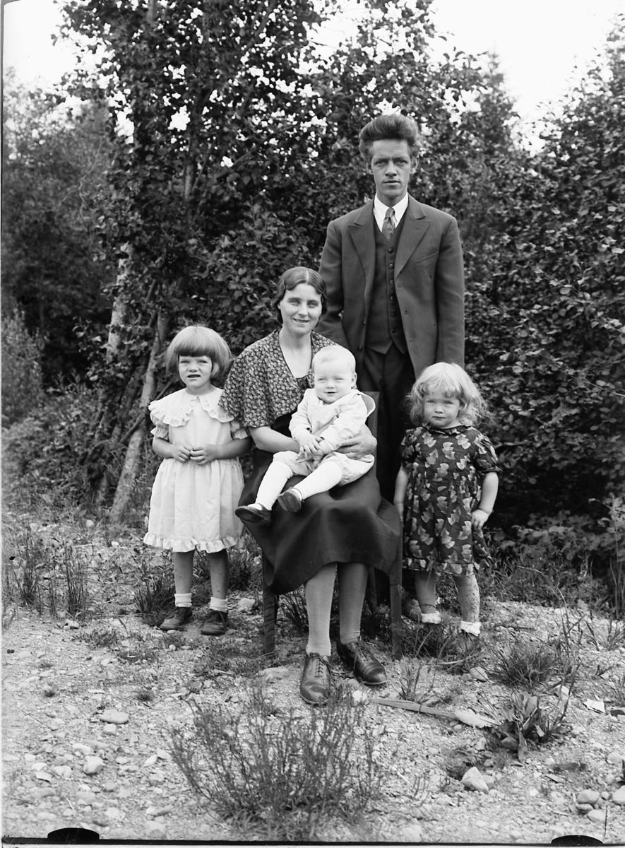 Helga (f. Åsbrein) og Even Baardseth, og deres barn Svanhild (g ...