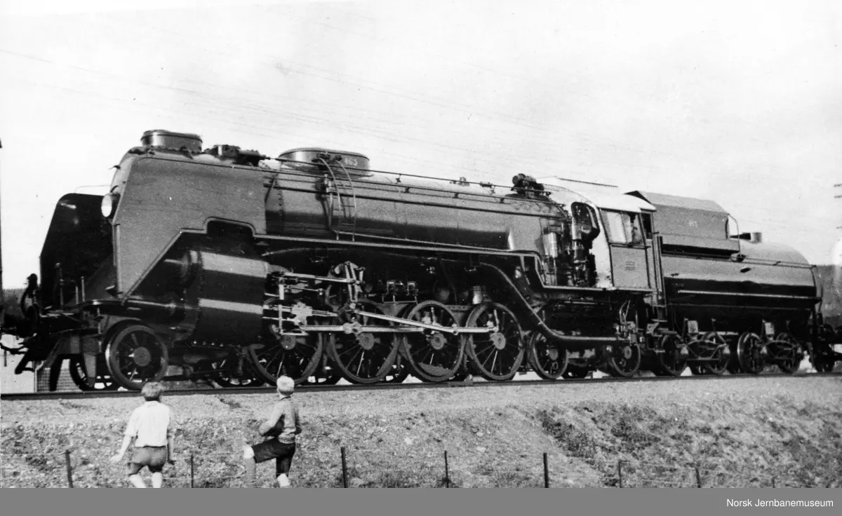 Damplokomotiv type 49a nr. 463 "Dovregubben" under transport i godstog ...